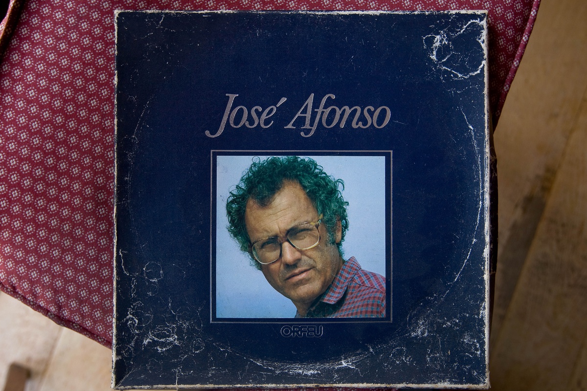 Capas dos 46 LP de José Afonso - Câmara Municipal de Tavira